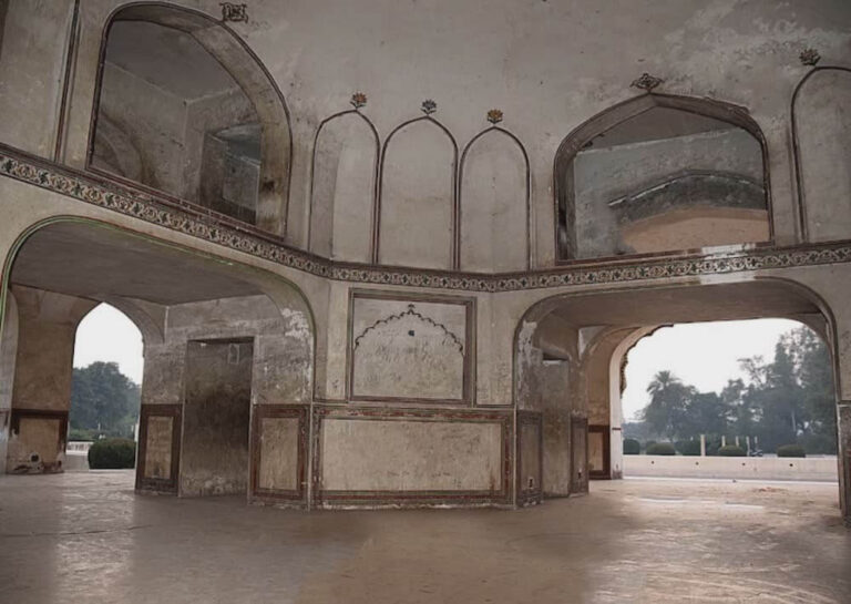 Baradari of Kamran Mirza Lahore - Let's Travel