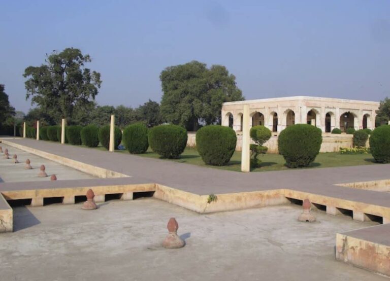 Baradari of Kamran Mirza Lahore - Let's Travel