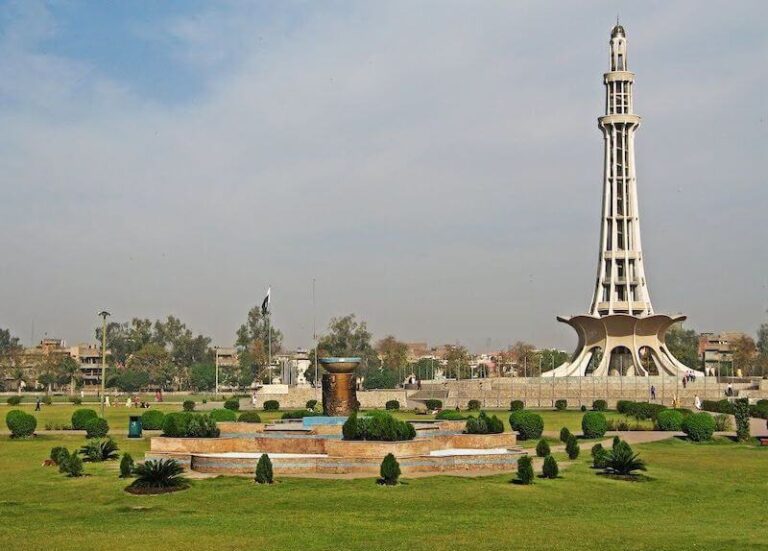 Minar-e-Pakistan: The Tower of Pakistan - Let's Travel